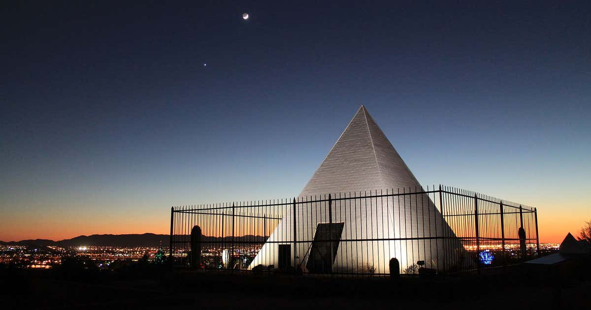 Monuments, memorials, & public art tell the story of Phoenix | Roadtrippers